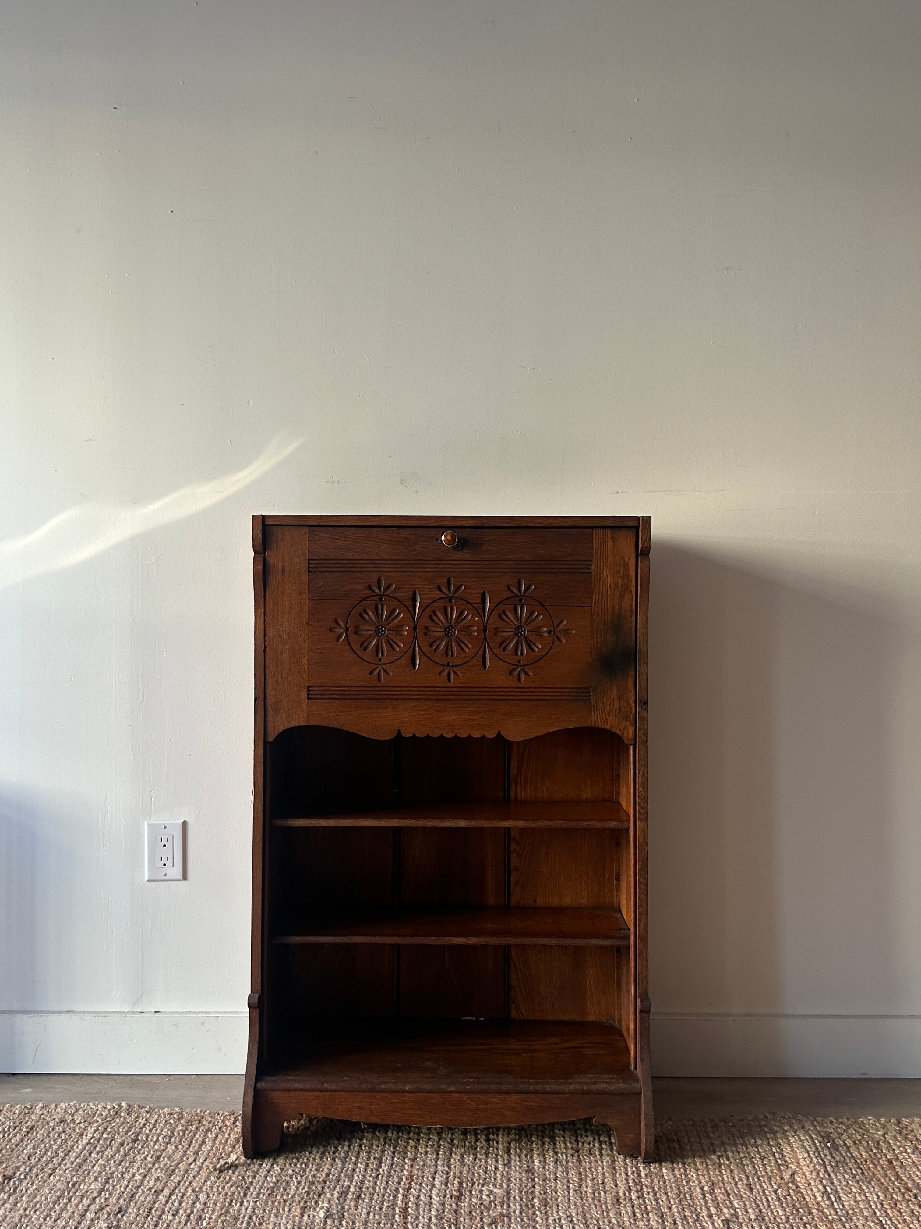 Secretary shelf – Good Behavior